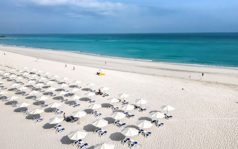 Saadiyat Beach Club Abu Dhabi, Luxury beach club with white sandy beach ...